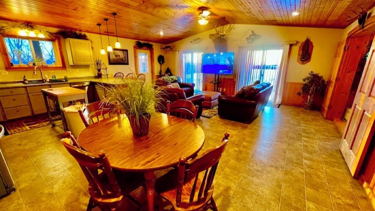 Sunset Lodge... 10 Bedroom Cabin W/ Pool & Outdoor Hot Tub - Iowa