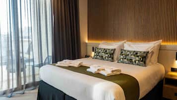 Quarto Duplo ou Twin Superior, Vista para a cidade | Casa de banho | Um secador de cabelo, chinelos, toalhas fornecidas, sabão