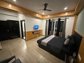 Quarto Deluxe, varanda, vista para a colina | Roupa de cama fornecida