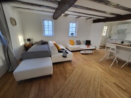 Apartamento Comfort, vista para o pátio | Secretária, ferro/tábua de engomar, Wi-fi grátis 