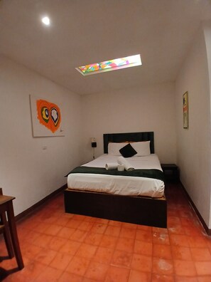 Quarto Duplo Básico, 1 cama queen-size | Ferro/tábua de engomar, Wi-fi grátis, roupa de cama fornecida 