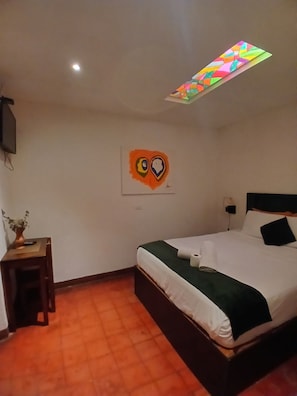 Quarto casal básico, 1 cama Queen | Ferros/tábuas de passar roupa, Wi-Fi de cortesia, roupa de cama