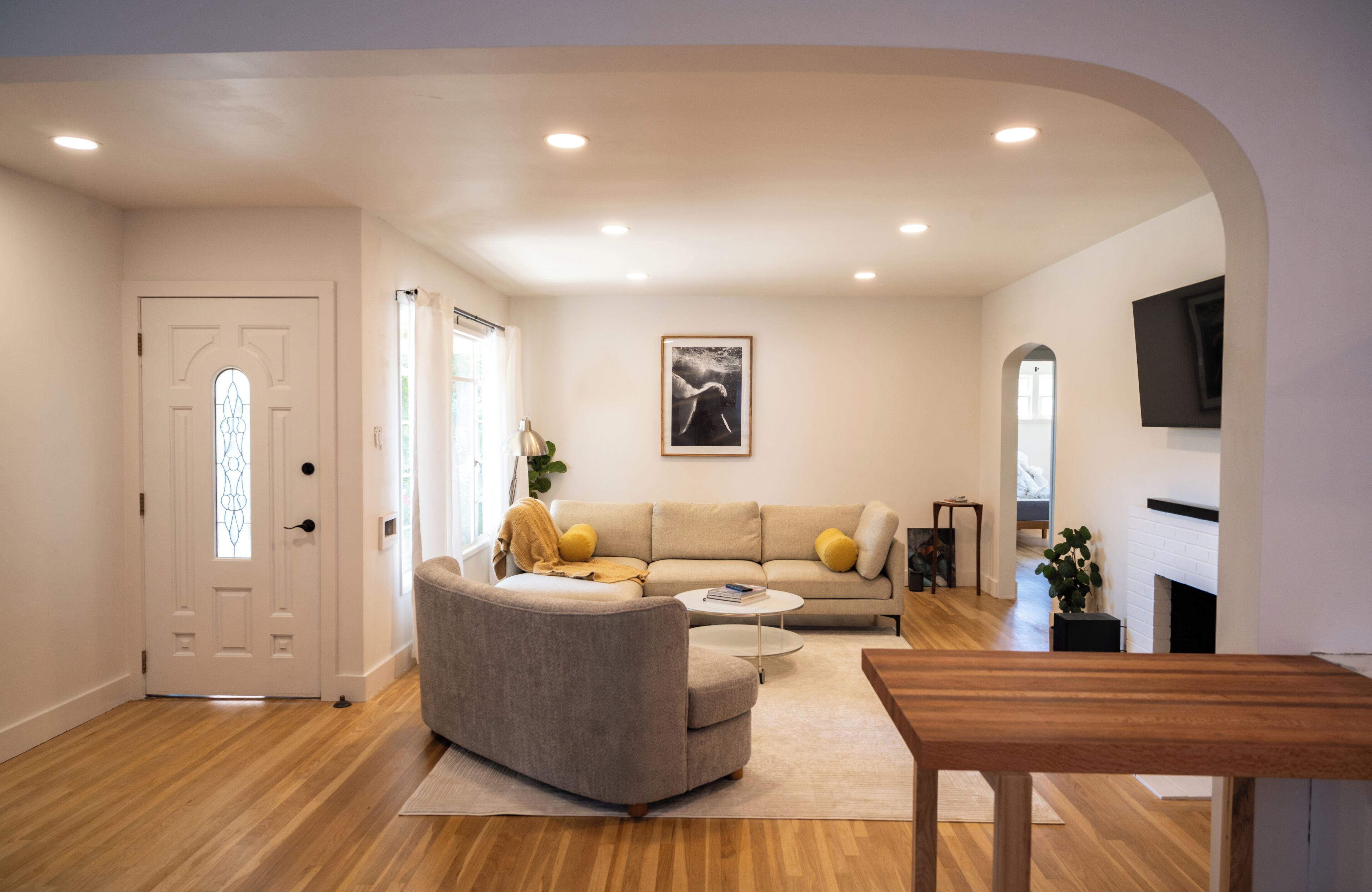 Modern 3br/2ba Midtown Retreat - Fully Furnished - Walk To Hospital, Shops - Ventura, CA