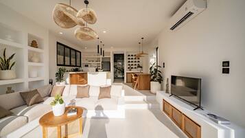 Villa Deluxe, 1 cama king-size, vista para a piscina | Sala | Televisor de 43 polegadas com canais por cabo