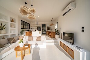 Villa Deluxe, 1 cama king-size, vista para a piscina | Sala | Televisor de 43 polegadas com canais por cabo 