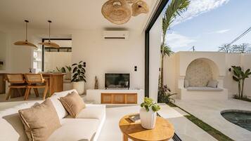 Villa Deluxe, 1 cama king-size, vista para a piscina | Sala | Televisor de 43 polegadas com canais por cabo