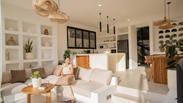 Villa Deluxe, 1 cama king-size, vista para a piscina | Sala | Televisor de 43 polegadas com canais por cabo