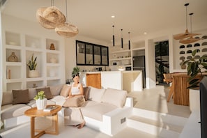 Vila luxo, 1 cama King, vista para a piscina | Sala de estar | TV 43 polegadas com canais a cabo