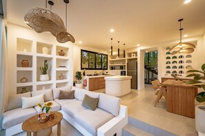 Villa de Luxo, 1 cama king-size, vista para a piscina | Sala | Televisor de 55 polegadas com canais por cabo 