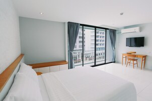 Quarto Individual Deluxe, varanda | Cofre no quarto, secretária 