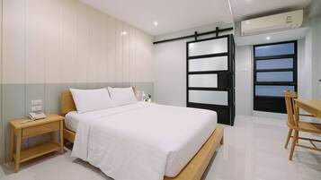 Quarto Individual Superior | Cofre no quarto, secretária