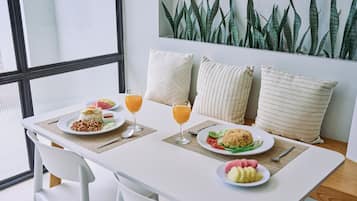 Pequeno-almoço tipo buffet diário (300 THB por pessoa)