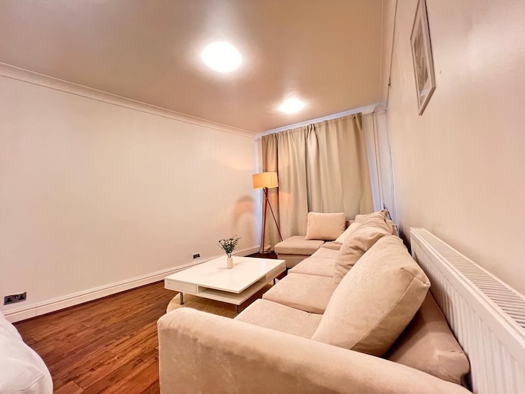 4-bedroom Home, Spacious And Modern With Big Backyard And Free Parking! - Ilford