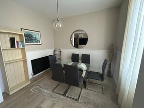 Apartamento, 4 quartos | Sala de jantar
