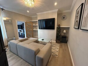 Apartamento, 4 quartos | Sala