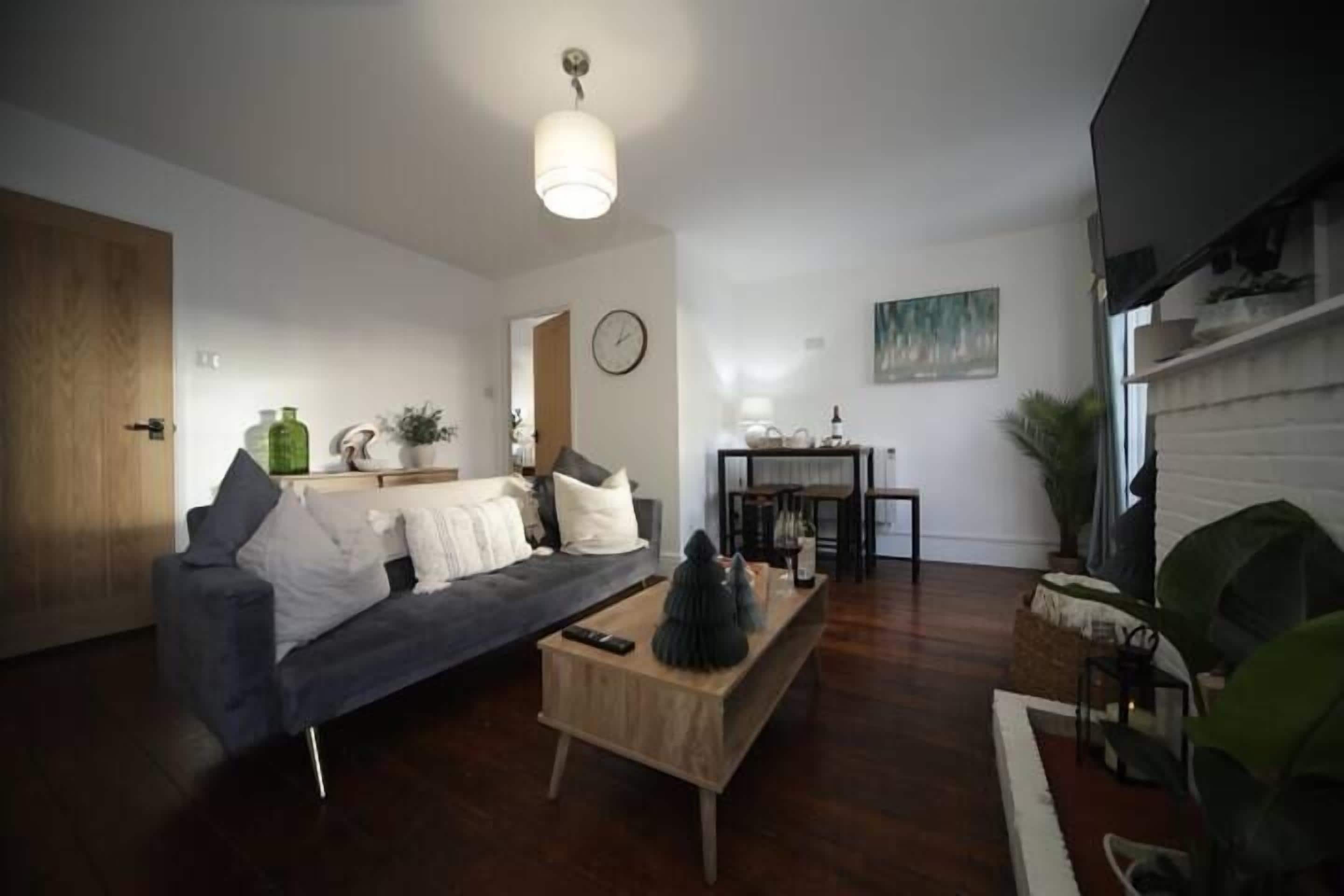 Central Woodbridge Escape  Modern 2-bedroom + Private Parking - Woodbridge