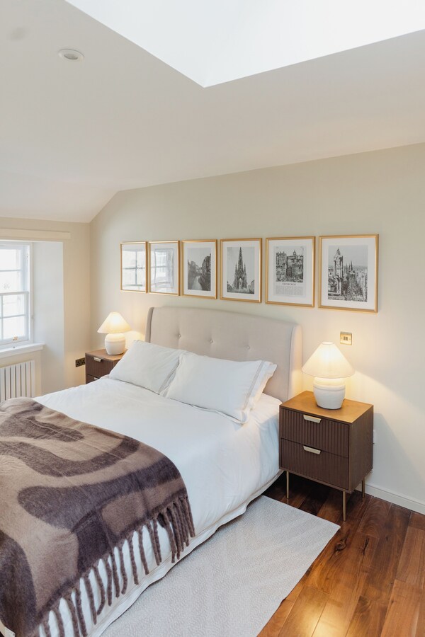 Charming Central Mews Home With Secure Parking - Edimburgo