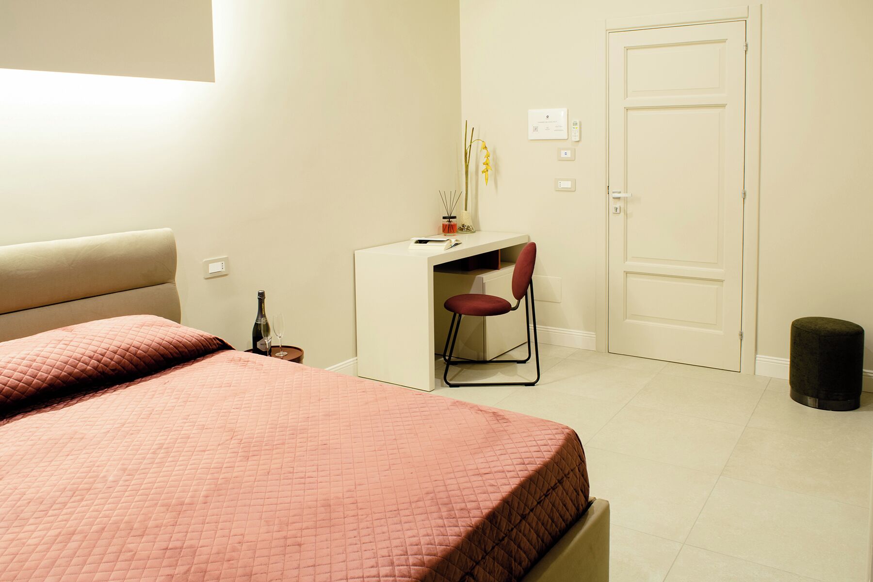 Quarto | Cofre no quarto, secretária 