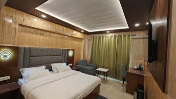 Quarto Triplo Deluxe | Secretária, secretária adequada para computadores portáteis