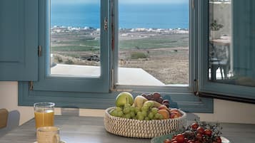 Apartamento conforto, banheira de imersão, vista para o mar (Aglaia) | Opções para refeição no quarto