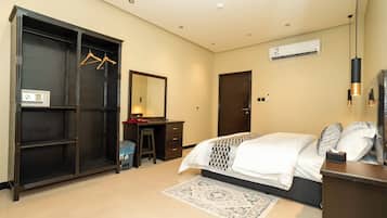Apartamento Familiar | Cofre no quarto, cortinas/cortinados opacos, ferro/tábua de engomar