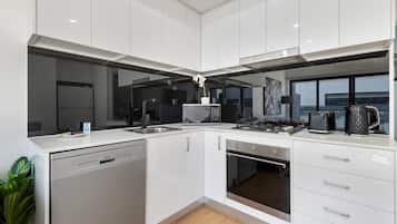 Apartamento | Cozinha privada | Lava-louças, talheres/pratos/utensílios de cozinha