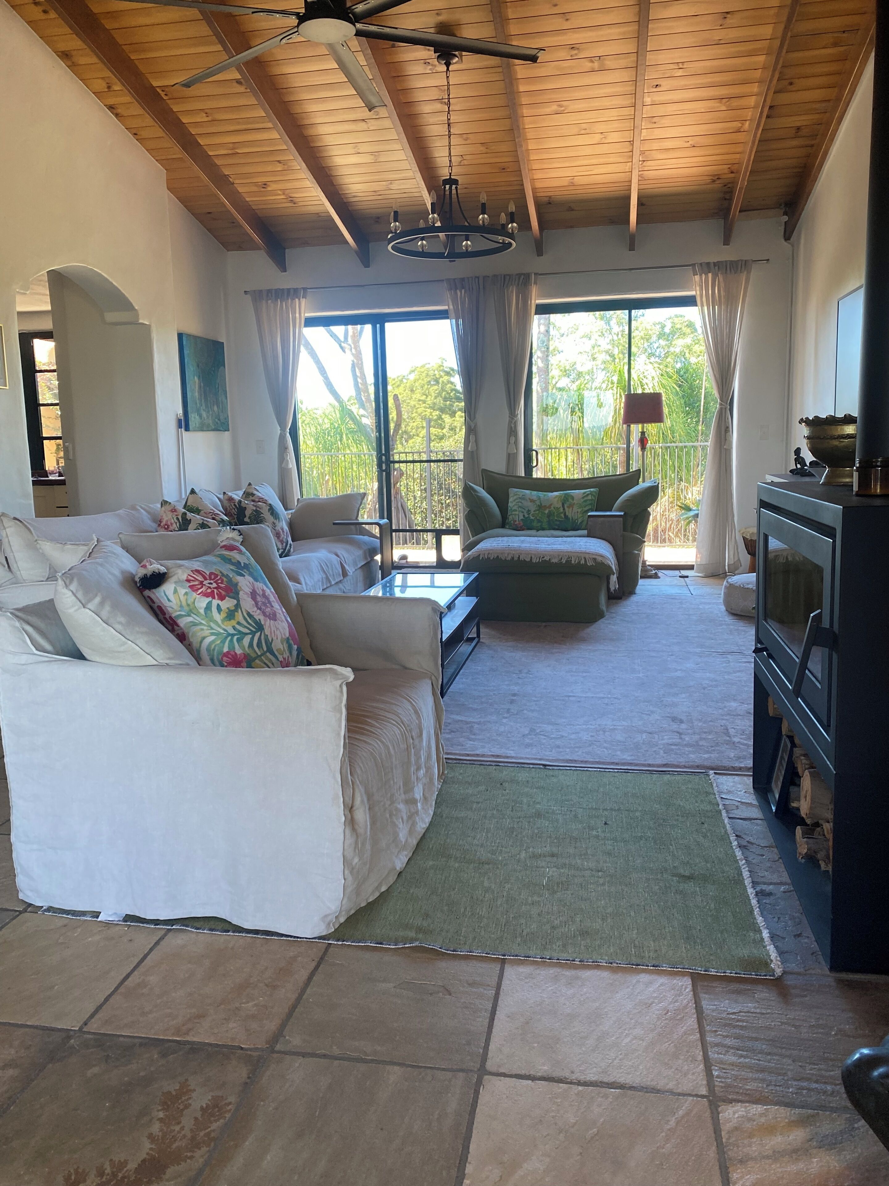 Casa Vista- House With A View. A Unique Spanish Style Home - Landsborough