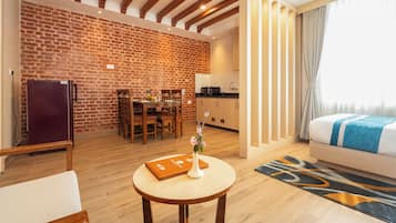 Suite-Estúdio Presidencial, vista para a montanha | Minibar, cofre no quarto, secretária