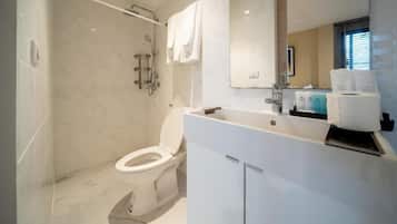 Two-Bedroom Apartment | Casa de banho | Um polibã, artigos de higiene pessoal grátis, um secador de cabelo
