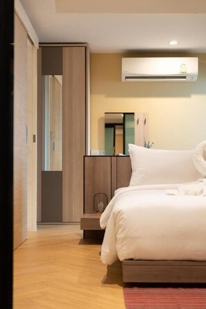 Two-Bedroom Apartment | Cofre no quarto, secretária 