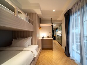 Two-Bedroom Apartment | Cofre no quarto, secretária 
