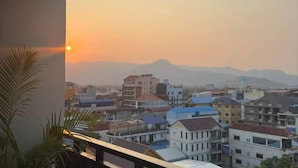 Área residencial com edifícios e uma montanha ao fundo.