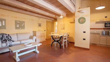 Apartamento, 2 quartos | Sala de estar | Televisor de 30 polegadas com canais via satélite