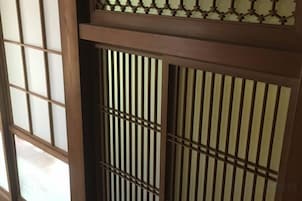 Um tradicional painel japonês shoji com ripas verticais e um padrão de treliça na parte superior.