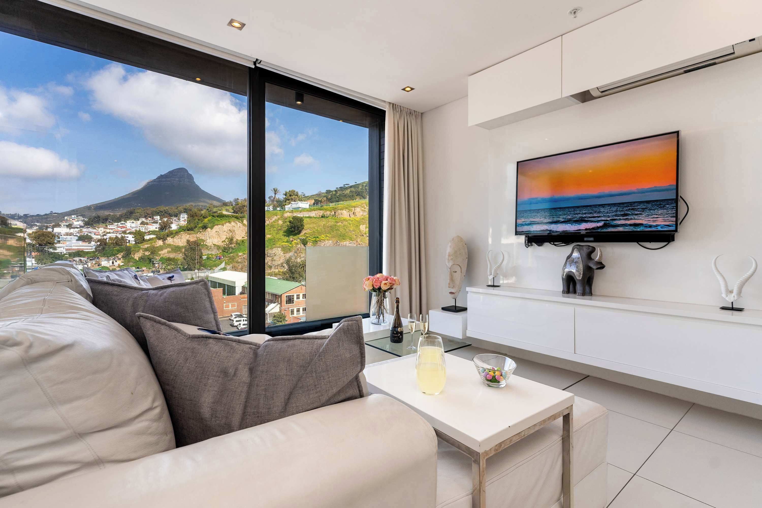 901 Mirage De Waterkant - Modern Apt, Views & Pool - Camps Bay