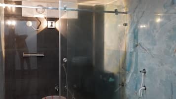 Produtos de toalete grátis, toalhas de banho, sabonete, shampoo