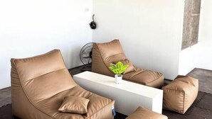 Uma sala de estar moderna com um sofá, uma mesinha e uma planta em vaso.
