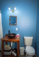 Um polibã, artigos de higiene pessoal grátis, um secador de cabelo 