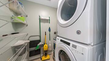 Condo com design assinado, 2 quartos, aceita animais de estimação, vista para a praia | Lavanderia