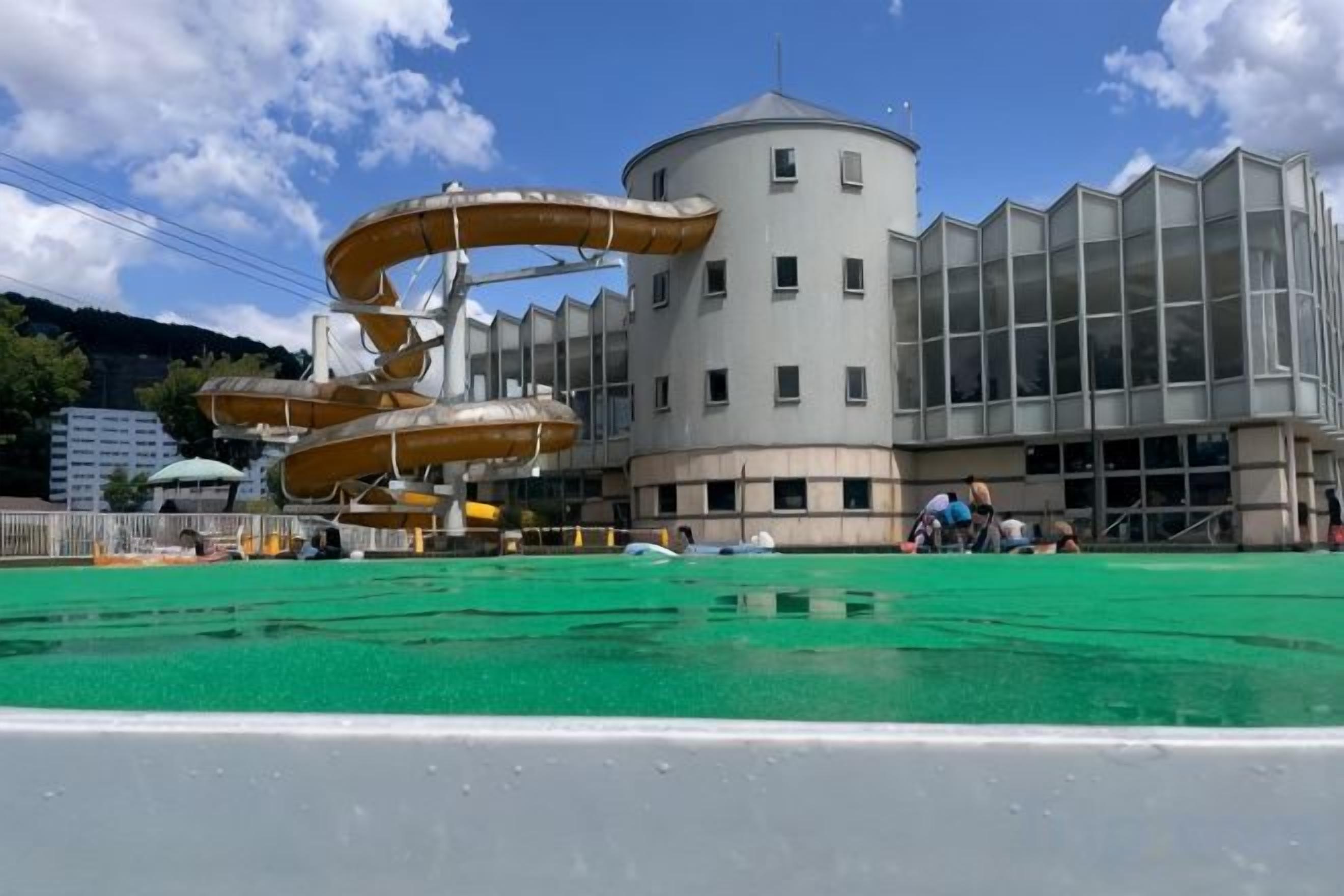 Um edifício com estrutura espiral de toboágua única em destaque.