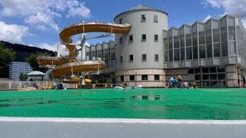 Um edifício com estrutura espiral de toboágua única em destaque.