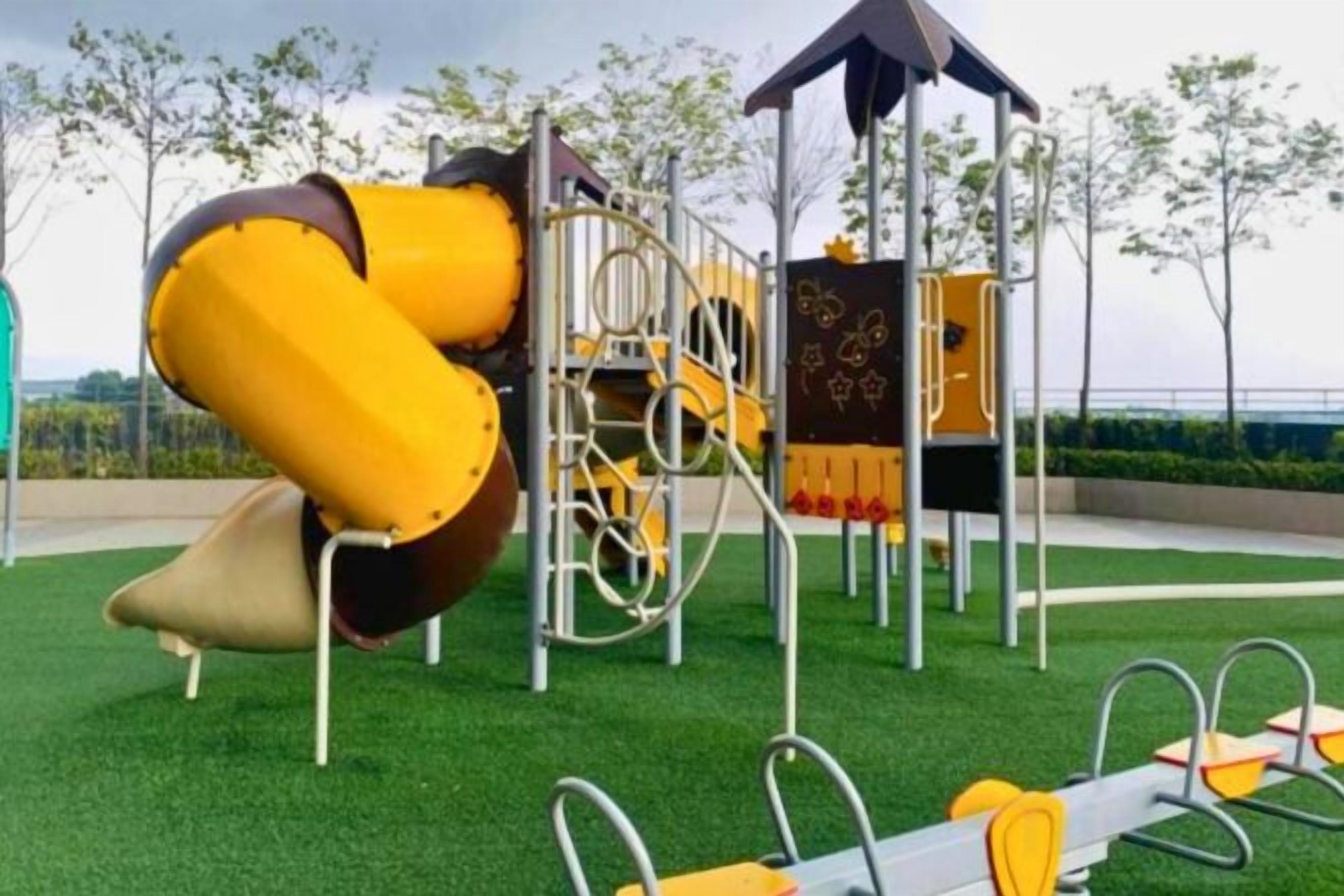 Um parquinho infantil com escorregador e estruturas para escalar.