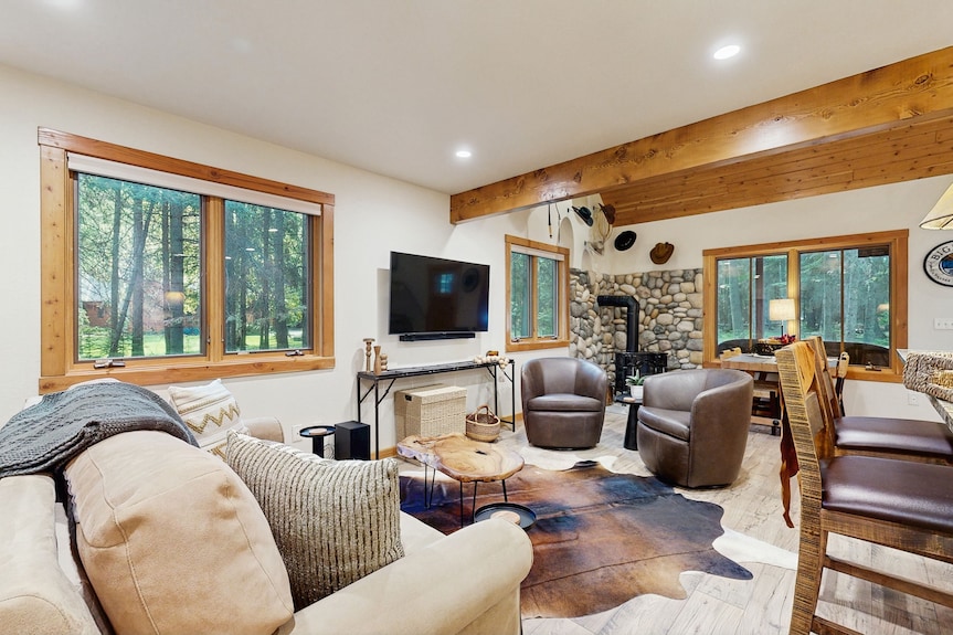 Big Fork Rustic Loft Cabin With Forest Views, Wifi, 5 Miles To Flathead Lake - Montana