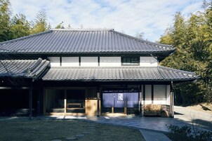 Um edifício japonês tradicional com telhado telhado e entrada coberta.