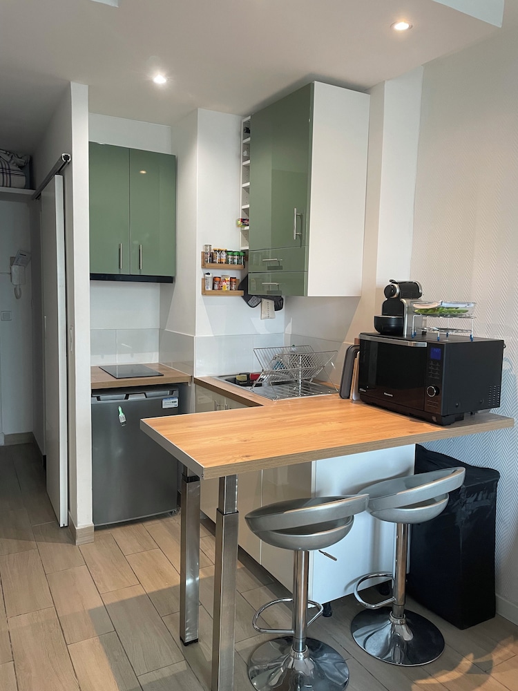 Cosy studio Paris! Near Eiffel Tower - Paris | Vrbo