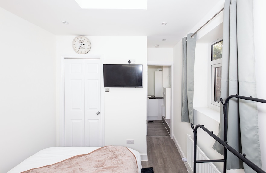 Modern Studio W/private Kitchen, Bathroom & Garden - Basildon