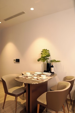 Apartamento, 1 quarto | Refeições no quarto