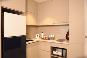Apartamento, 1 quarto | Casa de banho | Um polibã, um secador de cabelo, chinelos, toalhas fornecidas