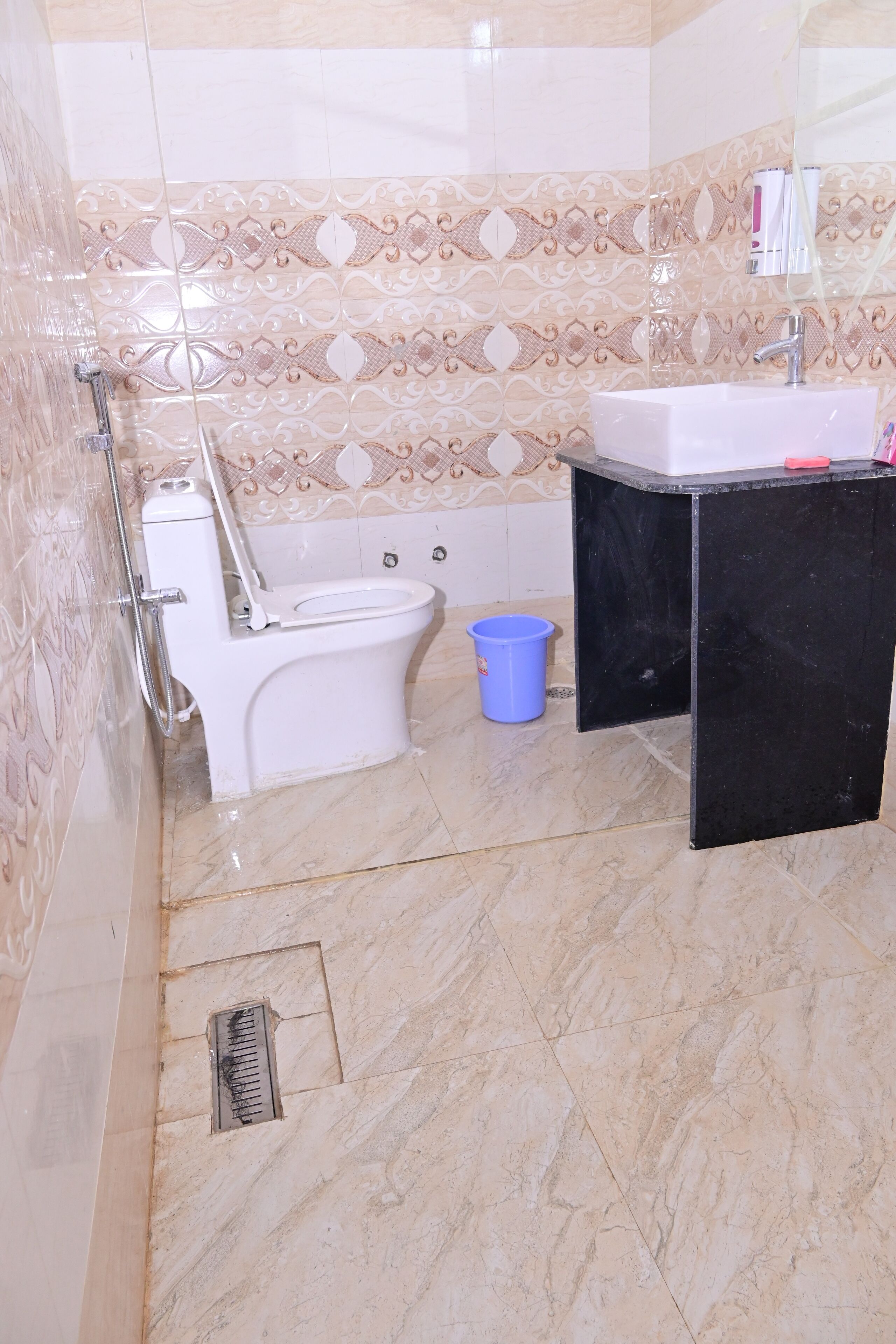 Uma casa de banho com sanita, lavatório e banheira.