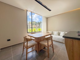 Apartamento superluxo, vista para o jardim | Área de estar